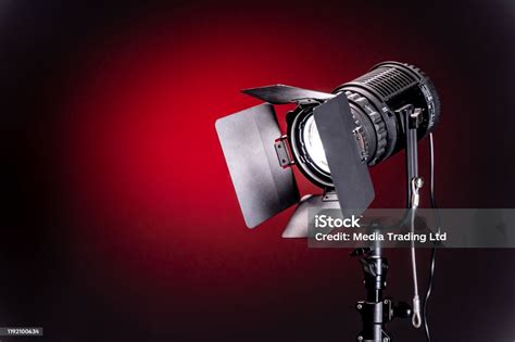 프레넬 렌즈와 검은색과 빨간색 배경의 보호 셔터가 있는 Led 스테이지 조명 Led 조명에 대한 스톡 사진 및 기타 이미지