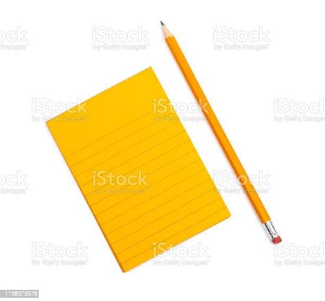 흰색 바탕에 날카롭게 연필 거짓말 옆 오렌지 시트와 스트라이프 노트북 텍스트 복사 공간을 사용 하 여 모의 개념에 대한 스톡 사진 및 기타 이미지 Istock