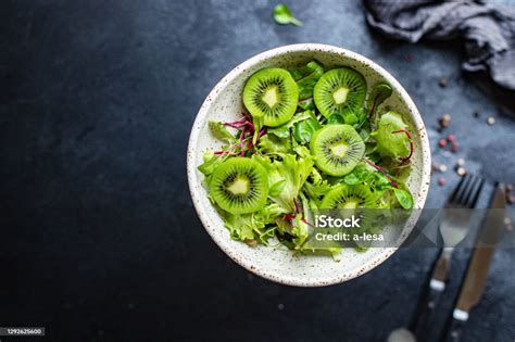 녹색 샐러드 양상추와 키위 그린 믹스 잎 요리 하 고 텍스트 음식 배경 소박한 이미지 케토 또는 팔레오 다이어트에 대 한 건강 한 식사 간식 최고 보기 복사 공간을 만들기