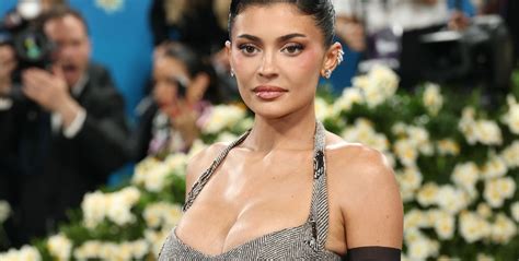 Kylie Jenners Breast Implants All The Details Explained By An Expert