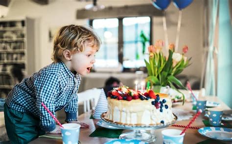 Niños Con Torta Fotos De Stock Imágenes De Niños Con Torta Sin