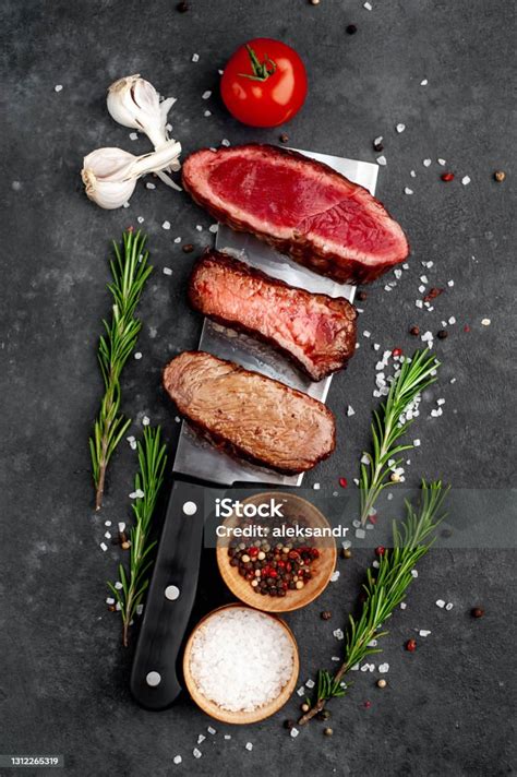 고기 칼에 쇠고기 고기 3 개 튀김 고기의 세 가지 유형 튀김 중간 잘 돌 배경에 0명에 대한 스톡 사진 및 기타 이미지 Istock