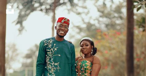 아프리카 전통 의상을 입은 남자와 여자 사진 Unsplash의 무료 유행 이미지