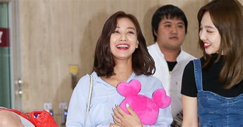 포토 트와이스 지효 시선잡는 구리빛 각선미