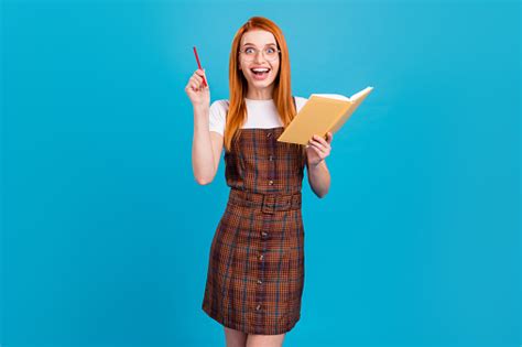 사진 사진 어린 소녀 행복 긍정적인 미소 흥분 포인트 연필 은 블루 컬러 배경에 고립 된 영리한 학습 책을 가지고 T 셔츠에 대한 스톡 사진 및 기타 이미지 Istock