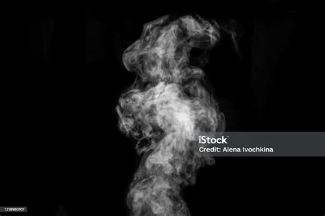 곱슬 흰색 증기 안개 또는 연기 검은 배경에 고립 된 투명 한 특수 효과 추상 안개 또는 스모그 0명에 대한 스톡 사진 및 기타