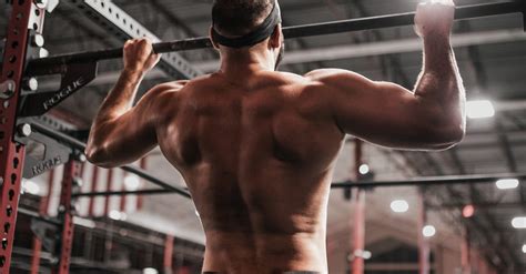 Fitnessmotivation 건강 검은 색 반바지 근력 운동 근육 근육질의 남성 명사 남자 남자 선수 다리미 뒷모습 맞는 라이프 스타일 매달린