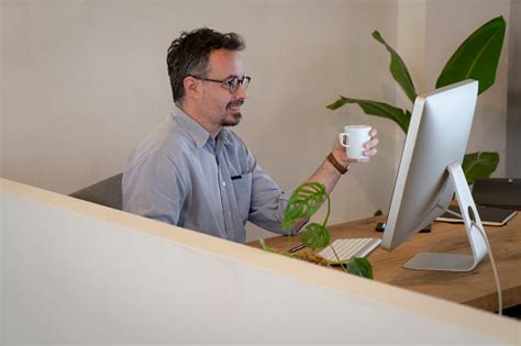 사무실에서 커피를 마시면서 컴퓨터에서 일하는 사업가 경영자에 대한 스톡 사진 및 기타 이미지 경영자 기업 비즈니스 기업 재무와 산업 Istock