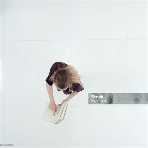 1 인전체 길이1819세 성인 아름다운 금발 머리긴 머리 백인 여성젊은 여성 학생대학생 앞서 흰색 배경 착용 드레스 와 함께 드레스 18 19세에 대한 스톡 사진 및 기타