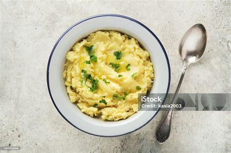 매시드 포테이토 버터 신선한 파슬리 허브 및 후추를 슬레이트 돌 또는 콘크리트 배경에 그릇에 넣은 뜨거운 으깬 감자 맛있는 크림 으깬 감자 평면도 0명에 대한 스톡 사진 및