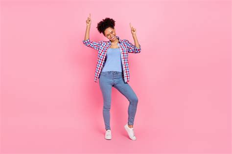 전체 길이 신체 크기 보기 매력적인 쾌활한 슬림 꿈꾸는 물결 모양의 머리 소녀 춤추는 휴식 분홍색 파스텔 색상 배경에 고립 20 24세에 대한 스톡 사진 및 기타 이미지