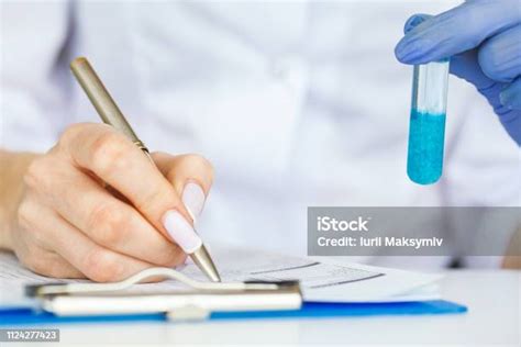 뷰티 화장품 과학 과학자 미용 제품 대체 건강 한 의학에 대 한 유기농 원료를 준비 Formulating와 허벌 에센스와 함께 스킨케어를 혼합 Stem 주제에 대한 스톡