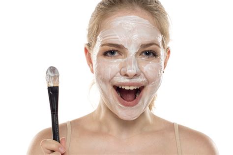 얼굴에 얼굴 마스크를 쓰고 포즈를 취하는 아름 다운 젊은 여성 스킨 케어 및 트리트먼트 스파 자연 미용 및 미용 개념 20 24세에 대한 스톡 사진 및 기타 이미지 Istock