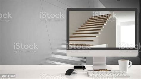 집 프로젝트 개념 흰색 작업 책상 보여주는 최소한의 나무 계단에 데스크톱 컴퓨터 백그라운드에서 Cad 스케치 인테리어 디자인