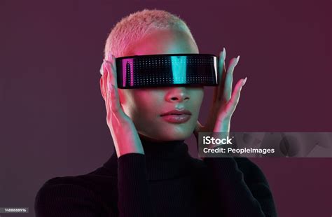 여성 Vr 안경 및 미래 지향적인 게임 디지털 혁신 및 기술을 위한 메타버스 3d 및 사이버 세계 판타지 경험을 위한 증강 현실 헤드셋을 착용한 스튜디오 배경의 사이버펑크