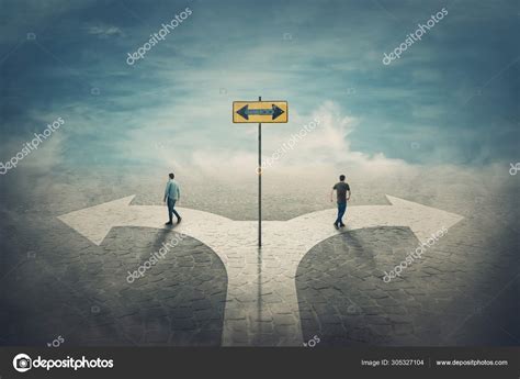 두 남자는 서로 다른 길을 가는 일반적인 경로를 변경합니다 스플릿 크로 — 스톡 사진 © 1stunningart 305327104