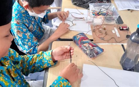 Membuat Rangkaian Listrik Berita Mi Khadijah Malang