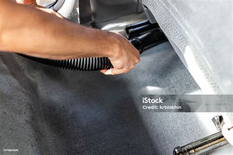세차소의 진공 청소기 셀프 서비스 스테이션에서 내부 근접 촬영으로 차량 카펫 바닥 내부를 청소하는 남자 먼지 먼지 제거 Diy에 대한 스톡 사진 및 기타 이미지 Istock