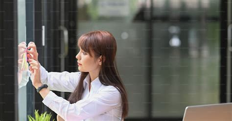 사무실의 유리 벽에 스티커 메모를 미리 알림으로 하는 아름다운 사업가 사진 Unsplash의 태국 이미지