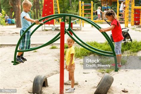 야외에서 점프 로프와 함께 연주 학교 나이에 행복한 아이들 2명에 대한 스톡 사진 및 기타 이미지 2명 가족 남자