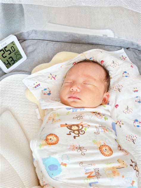 행복을 선물하는 봄이네 봄이맘🌸 봄이는 어린이집에서 만들기를 했는데 봄이 사진도 들어있고 흔들면 반짝이는 소품들이 움직여요🥰 이름이 뭔지 아시는분 봄의