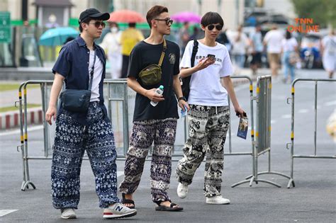 กางเกงลายช้าง แฟชั่นลายไทยกับ นทท ต่างชาติ