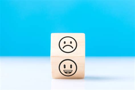 슬픈 얼굴이 행복한 얼굴로 바뀌는 나무 블록은 부정에서 긍정으로의 변화를 상징합니다 마지막 블록은 슬픔에서 행복으로 바뀌며 긍정적인 전망의 힘을 강조합니다 0명에 대한 스톡