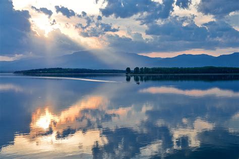 매우 아름 다운 일몰입니다 태양 하늘 호수입니다 일몰 또는 일출 풍경 아름 다운 자연의 파노라마 놀라운 다채로운 구름과 하늘입니다 물 반사입니다 마술 예술