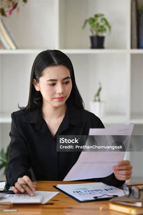 매력적인 사업가의 초상화는 문서를 읽고 사무실 책상에서 계산기를 사용 25 29세에 대한 스톡 사진 및 기타 이미지 25 29세 검색 계산기 Istock