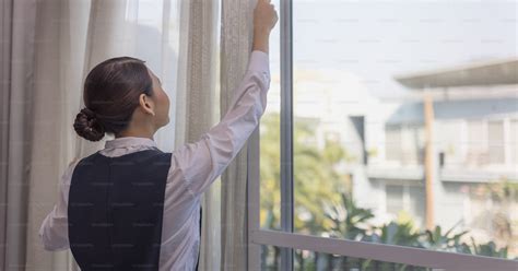 호텔 방에서 커튼을 여는 젊은 하녀 여성 하우스 키핑 챔버 메이드 창문 열기 사진 Unsplash의 컬러 이미지 이미지