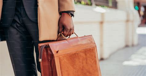 거리에서 야외를 걷는 동안 서류 가방을 들고 있는 사업가 사업 개념입니다 사진 Unsplash의 장관의 직 이미지