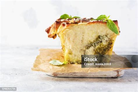 가벼운 테이블과 양피지 에 바질 잎으로 장식 된 수제 편조 페스토 빵 이탈리아 전통 빵 공간을 복사합니다 위쪽 보기 건강한 생활방식에 대한 스톡 사진 및 기타 이미지