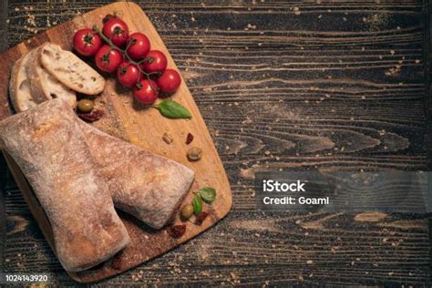 올리브와 토마토와 맛 있는 화이트 Ciabatta 조각의 나무에 상위 뷰 갈색에 대한 스톡 사진 및 기타 이미지 갈색 건강한 식생활 건조 식품 Istock