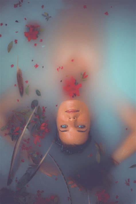 물 위에 떠 있는 여자 사진 Unsplash의 무료 여자 이미지