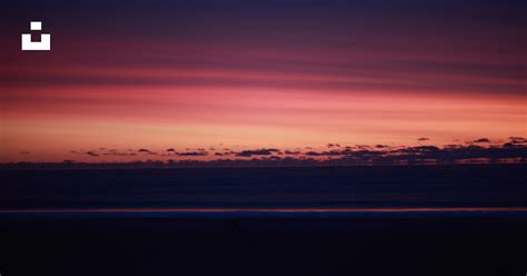 일몰 동안 구름의 실루엣 사진 Unsplash의 무료 새벽 이미지