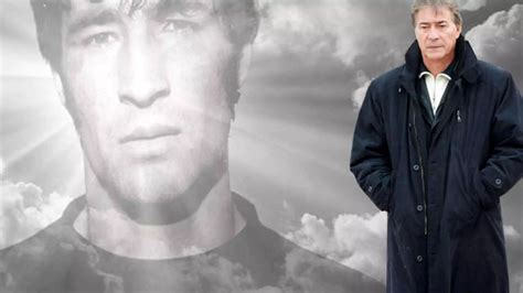 عکس ناصر حجازی در حال تمرین شبانه در زمین فوتبال؛ سال 1345