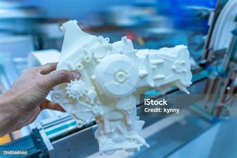 3d 프린터에서 플라스틱으로 만든 내연 기관의 남자 손 잡고 모델 3차원 형태에 대한 스톡 사진 및 기타 이미지 3차원 형태
