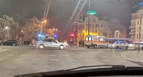 Жесток сблъсък на Орлов мост в София кола излетя в езерото Ариана снимки