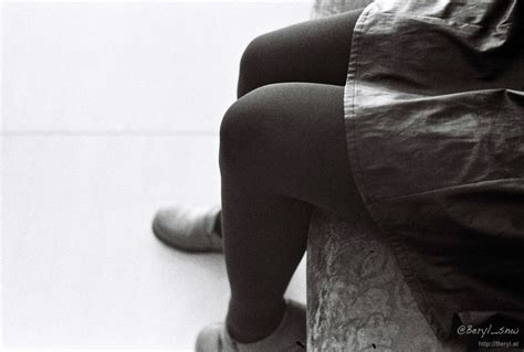 무료 이미지 손 소녀 가죽 필름 다리 모피 좌석 의류 검은 단색화 팔 인간의 몸 직물 Bw 구두