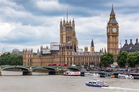 런던 영국 2017 년 6 월 5 일 빅 벤 국회 의사당과 템즈 강 건너 바쁜 웨스트 민스터 다리 사람들과 전통적인 빨간 런던 버스와 유람선과 물 위에 유람선 Central