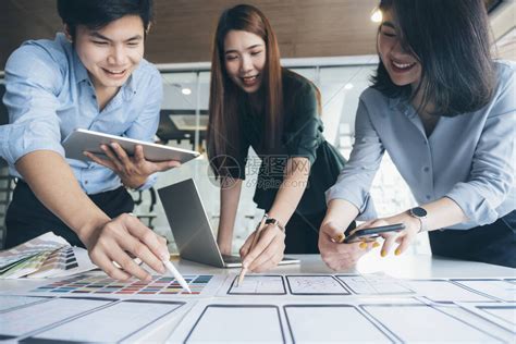 从事软件开发和编码技术的程序员和uxui设计师移动和网站设计和高清图片下载 正版图片504463826 摄图网