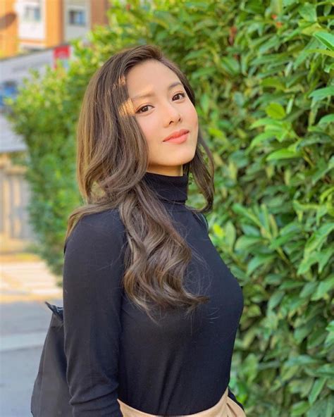 「仙氣女神」伍樂怡消失幕前半年 現身加拿大晒滑溜玉背 家底豐厚擁兩盤創業生意