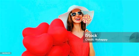 아름다운 행복한 미소 젊은 여자 롤리팝과 파란색 배경에 선글라스를 입고 빨간 하트 모양의 풍선의 무리 25 29세에 대한 스톡 사진 및 기타 이미지 Istock