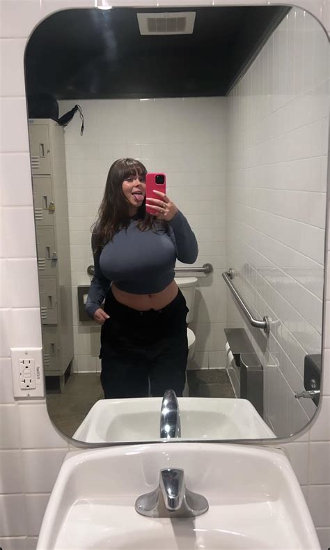 Mirror Selfie R2busty2hide