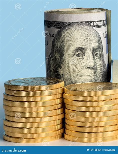 Monedas De Oro Puras Delante De Los Rollos Del Banco De La Moneda De