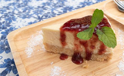 딸기 시럽과 민트 잎을 나무 접시에 얹은 치즈 케이크 파이 슬라이스 건강한 식생활에 대한 스톡 사진 및 기타 이미지 건강한