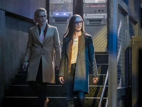Arrow Arrow Photo Kacey Rohl Emily Bett Rickards 446 Sur 1200