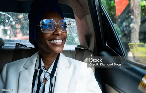 직장에서 여행을 떠나는 공항에서 운전하는 아름다운 비즈니스 여성 아프리카에 대한 스톡 사진 및 기타 이미지 아프리카 아프리카 민족 공항 Istock