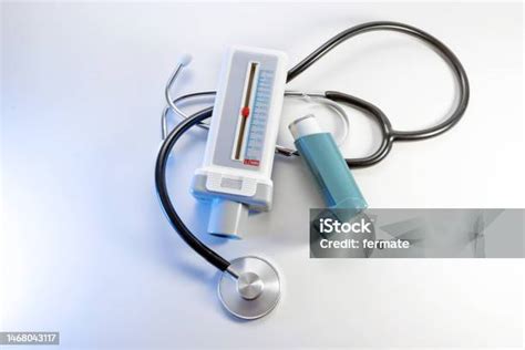 천식 알레르기 및 Copd 용 의료 기기 최대 호기량 측정기 흡입기 펌프 스프레이 및 흰색 배경의 청진기 위에서 높은 각도보기 복사 공간 만성폐쇄폐질환에 대한 스톡 사진 및