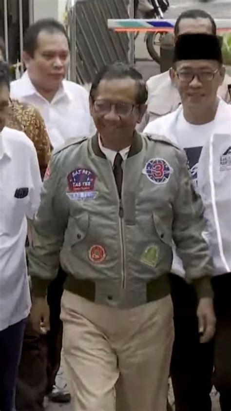 Gaya Modis Ganjar-Mahfud MD Pakai Jaket Bomber Ala Film Top Gun Saat Debat